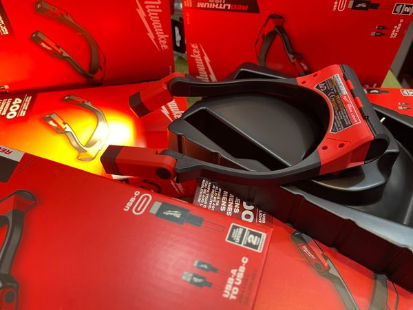 Milwaukee 2117-21 Bộ đèn cổ USB 400 Lumens REDLITHIUM – Máy Khoan Pin Tùng Power Tool