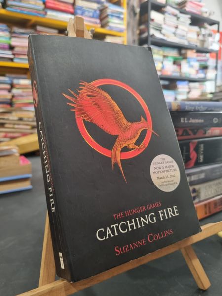 CATCHING FIRE : THE HUNGER GAMES - Suzanne Collins – Momo Bookstore