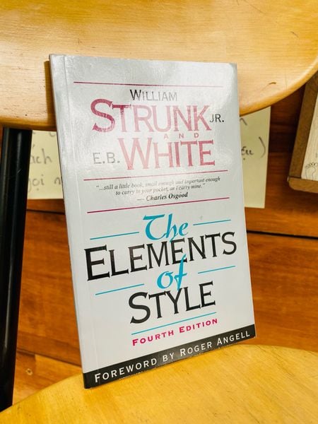 THE ELEMENTS OF STYLE - WILLIAM STRUNK JR. AND E. B. WHITE – Momo Bookstore
