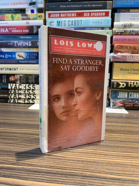 FIND A STRANGER, SAY GOODBYE - Lois Lowry – Momo Bookstore