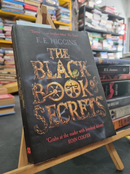 THE BLACK BOOK OF SECRETS - F.E. Higgins – Momo Bookstore