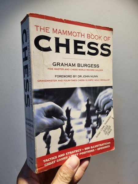 THE MAMMOTH BOOK OF CHESS - Graham Burgess – Momo Bookstore