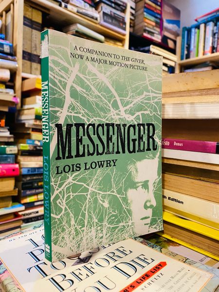 MESSENGER - LOIS LOWRY – Momo Bookstore