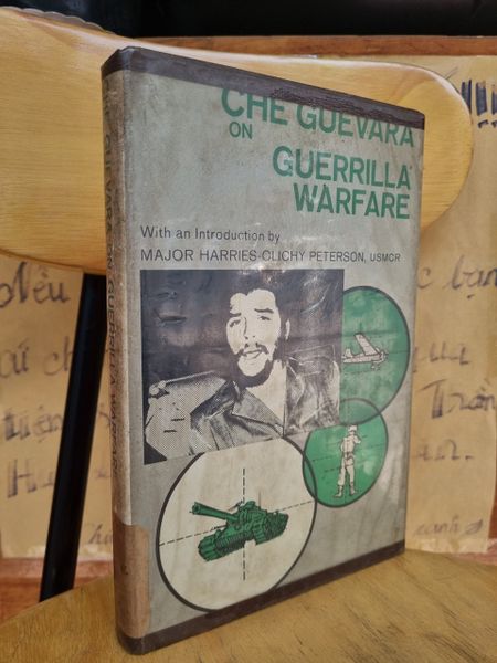 CHE GUEVARA ON GUERRILLA WARFARE - CHE GUEVARA (AUTHOR), MAJOR HARRIES – Momo Bookstore