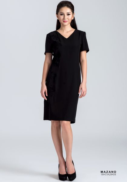 Váy đen cổ tim thêu hoa sườn – Mazano