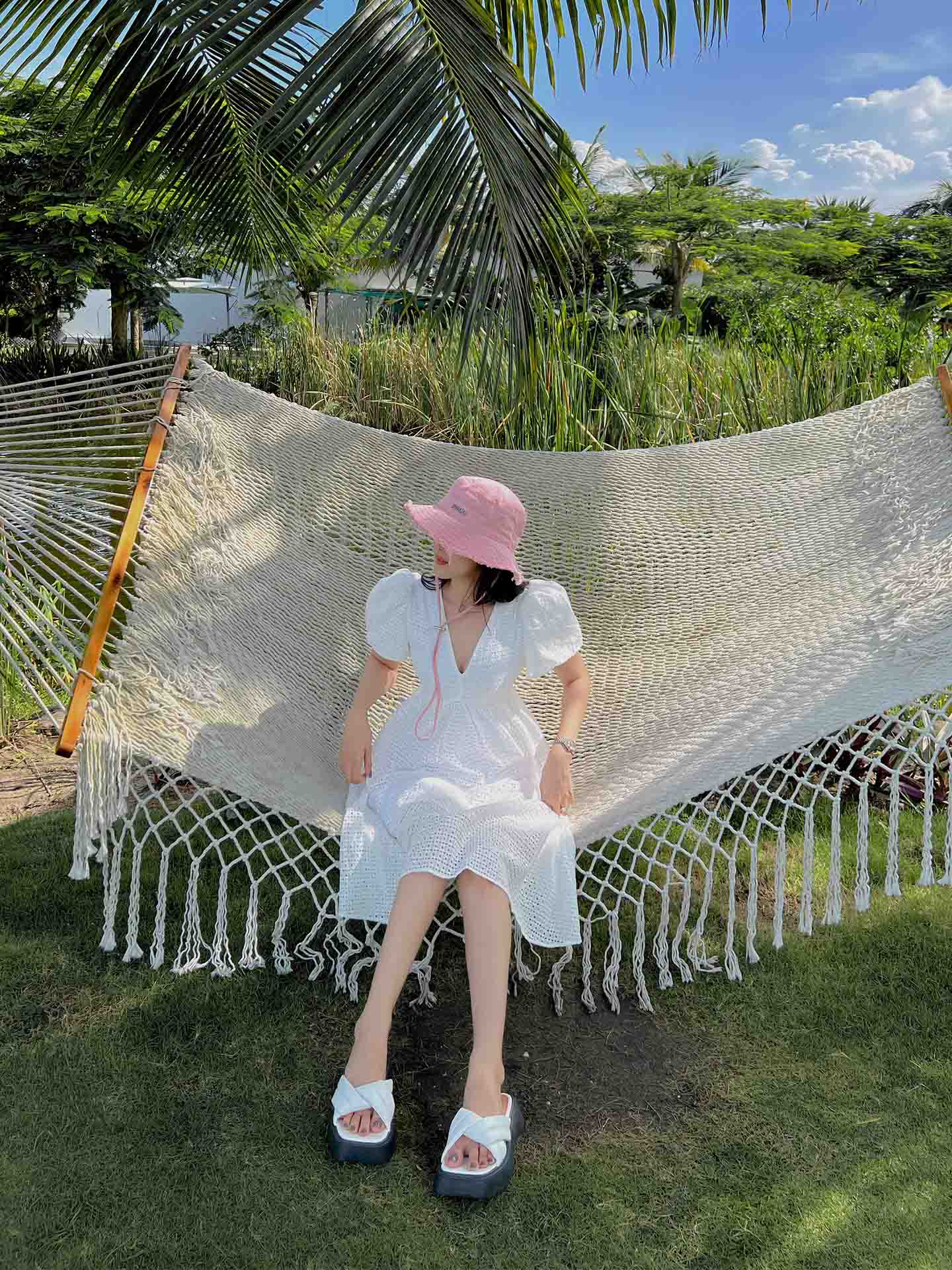 Đầm Maxi V-neck Net – SomeHow