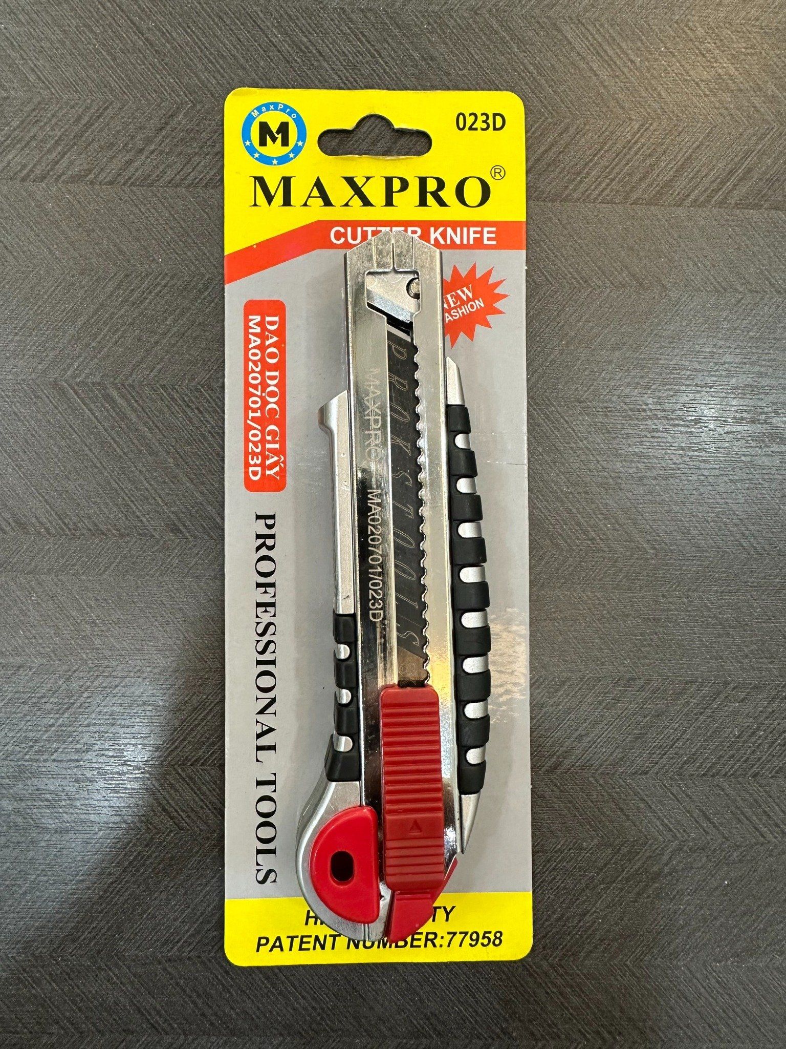 Dao rọc giấy Maxpro cao cấp chống trượt / 5 lưỡi - 023D