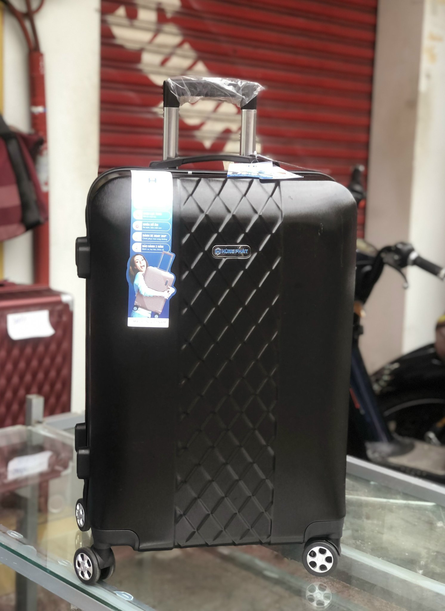 Vali 24in nhựa đen 612