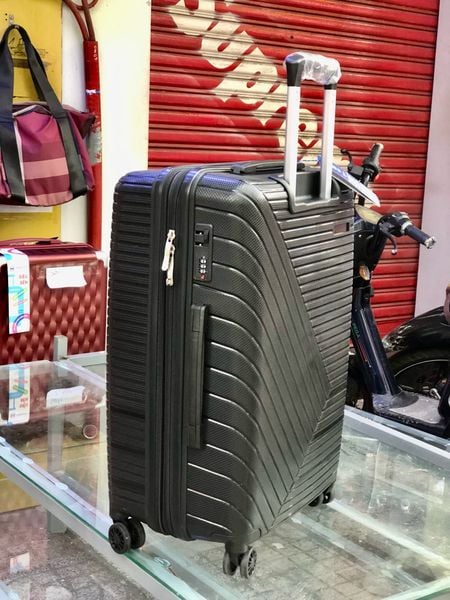 Vali 24in nhựa đen 662