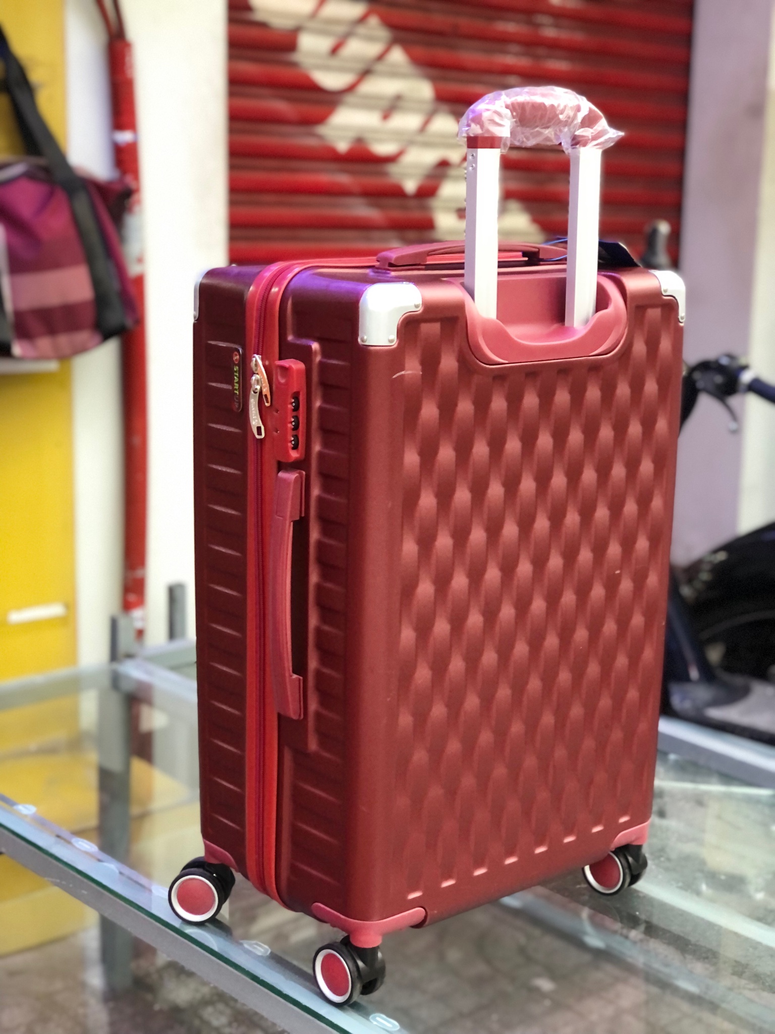 Vali 24in nhựa đỏ đô 522