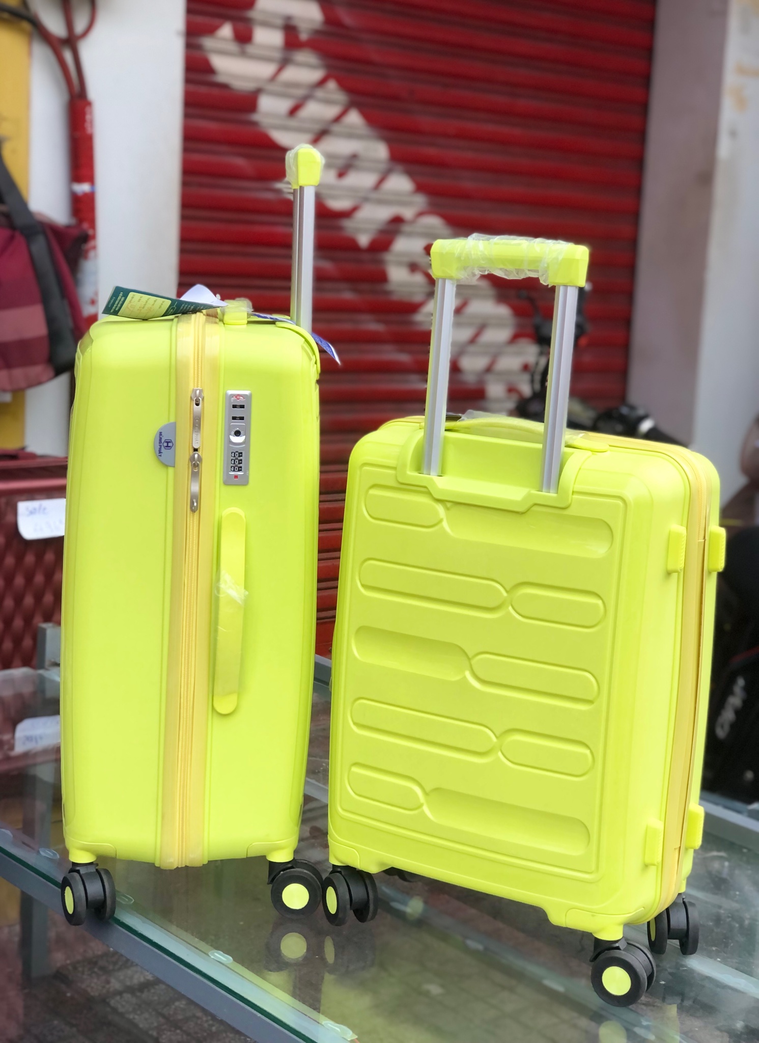 Vali 24in nhựa vàng 660