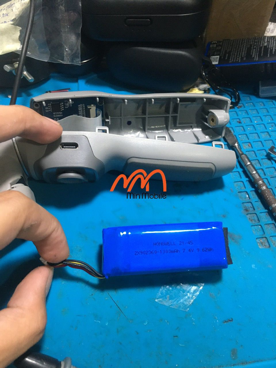 Thay Pin Tay Cầm Chống Rung Zhiyun Smooth Q3 – Min Mobile