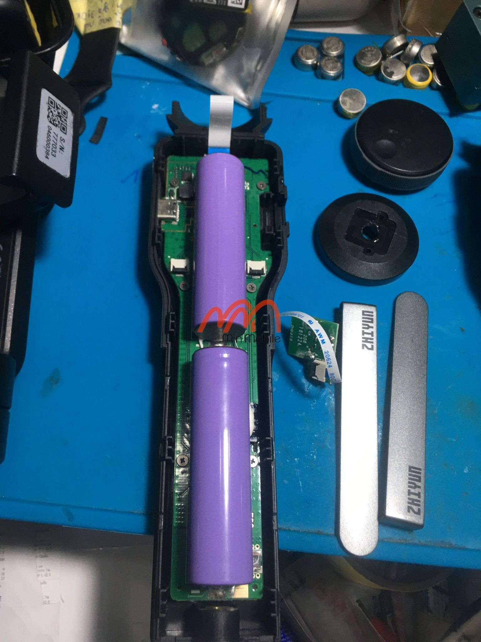 Thay pin gimbals Zhiyun Smooth 4 – Min Mobile