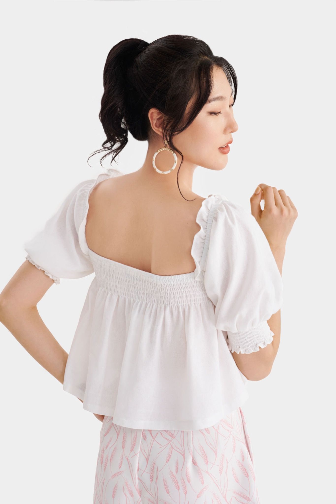 Ao kiểu crop form rộng cổ vuông nhún thun tay phồng – MARC