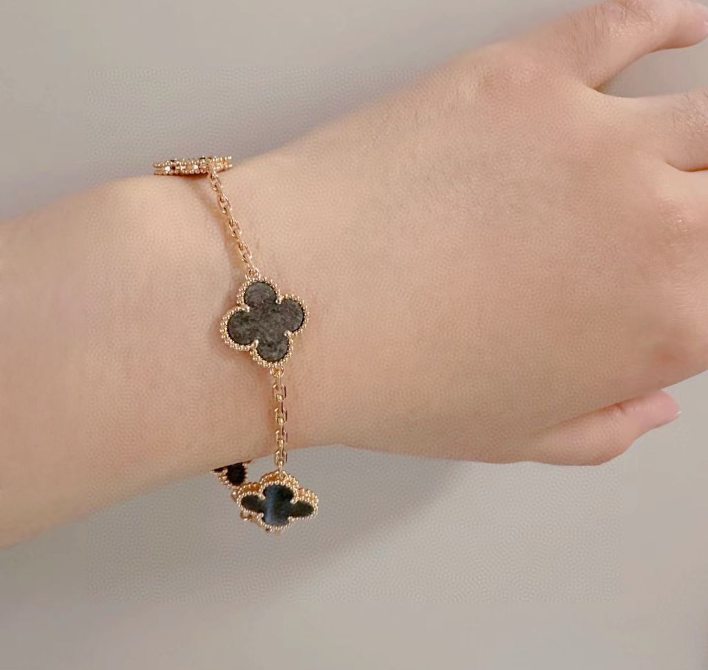 Vòng tay Van* Cleef* cỏ 4 lá màu đẹp sang VIP 1:1 1400k Vì đá gốc quá ...