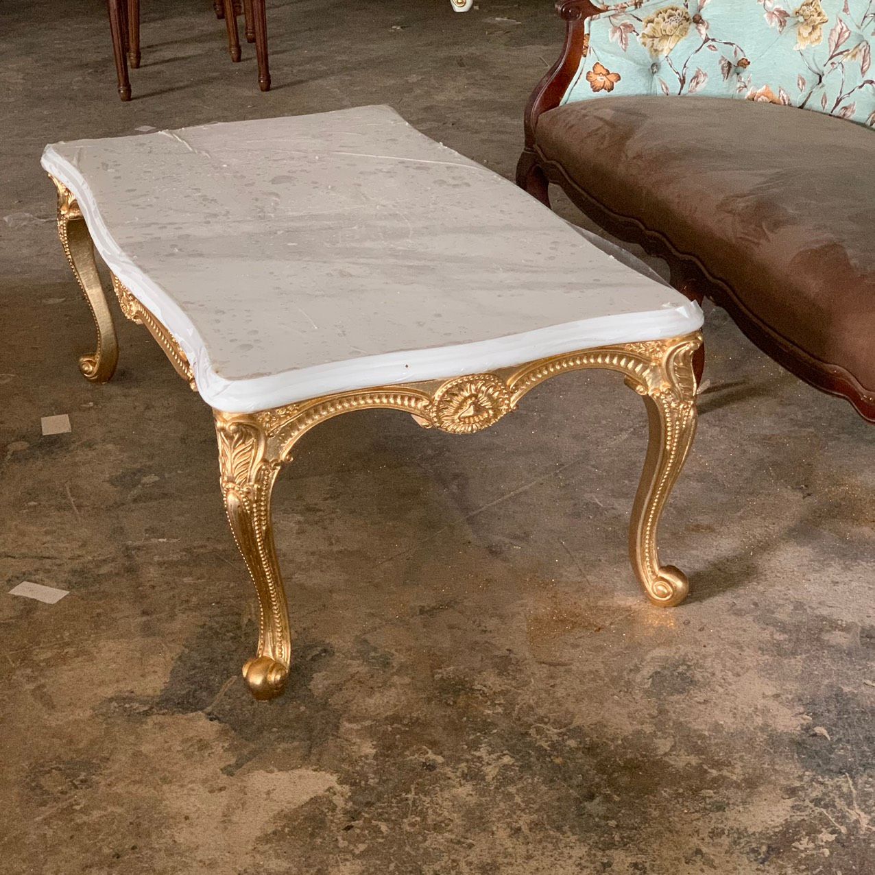 BÀN TRÀ CỔ ĐIỂN ALTHORP LOUIS 15 DÁN LÁ VÀNG MẶT ĐÁ VÂN MÂY – Thịnh gỗ