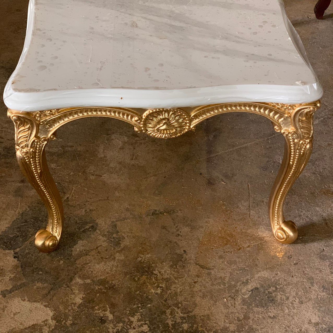 BÀN TRÀ CỔ ĐIỂN ALTHORP LOUIS 15 DÁN LÁ VÀNG MẶT ĐÁ VÂN MÂY – Thịnh gỗ