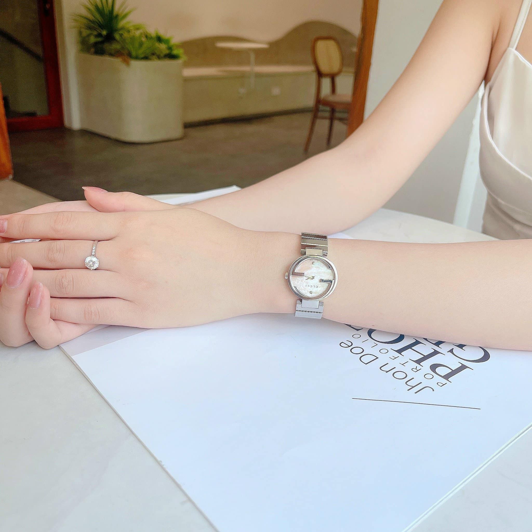 Gucci Interlocking Diamond Mother of Pearl Dial Silver YA133505 29mm ...