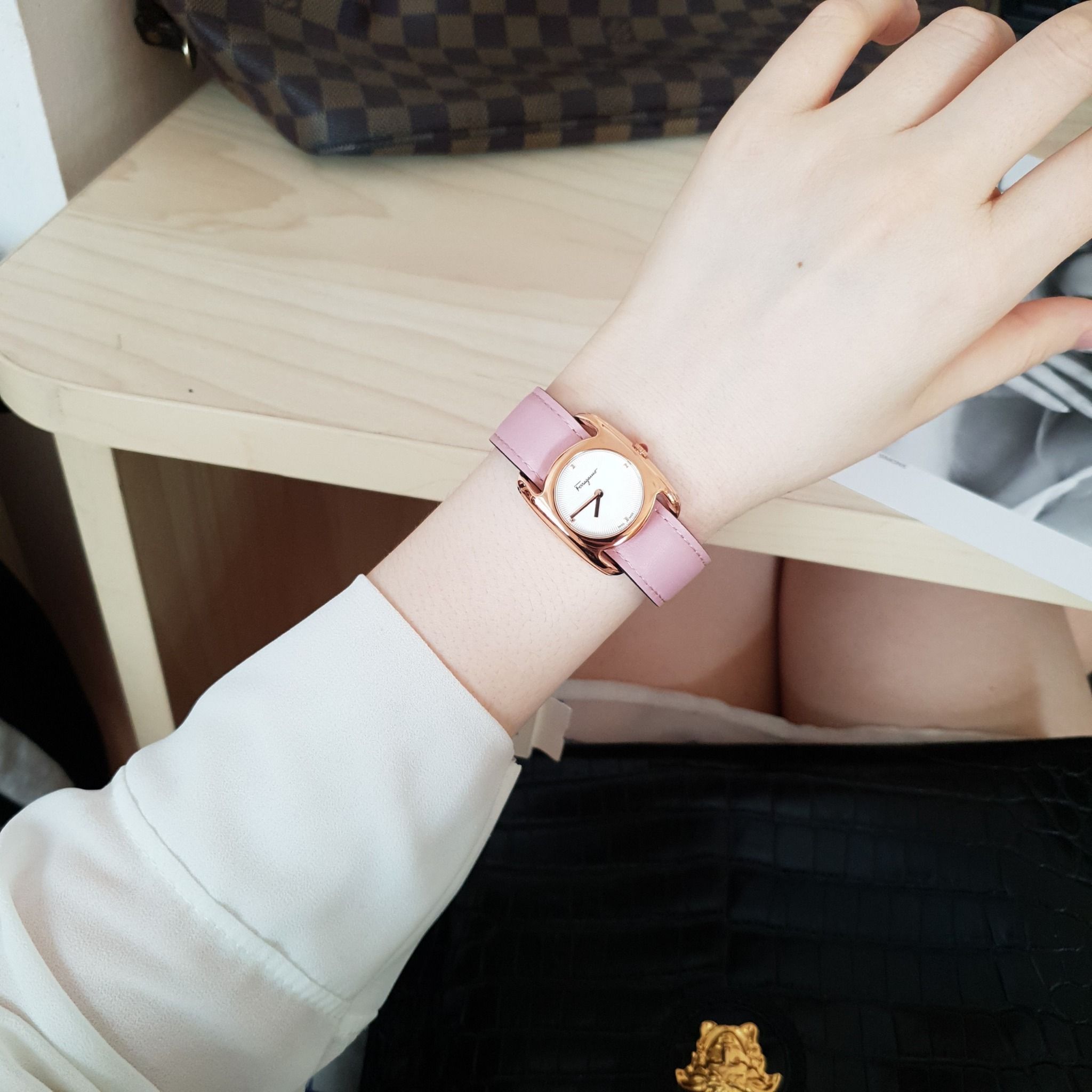 Salvatore Ferragamo SFEL00519 Vara Leather Watch ( Nữ ) – PhongWatch