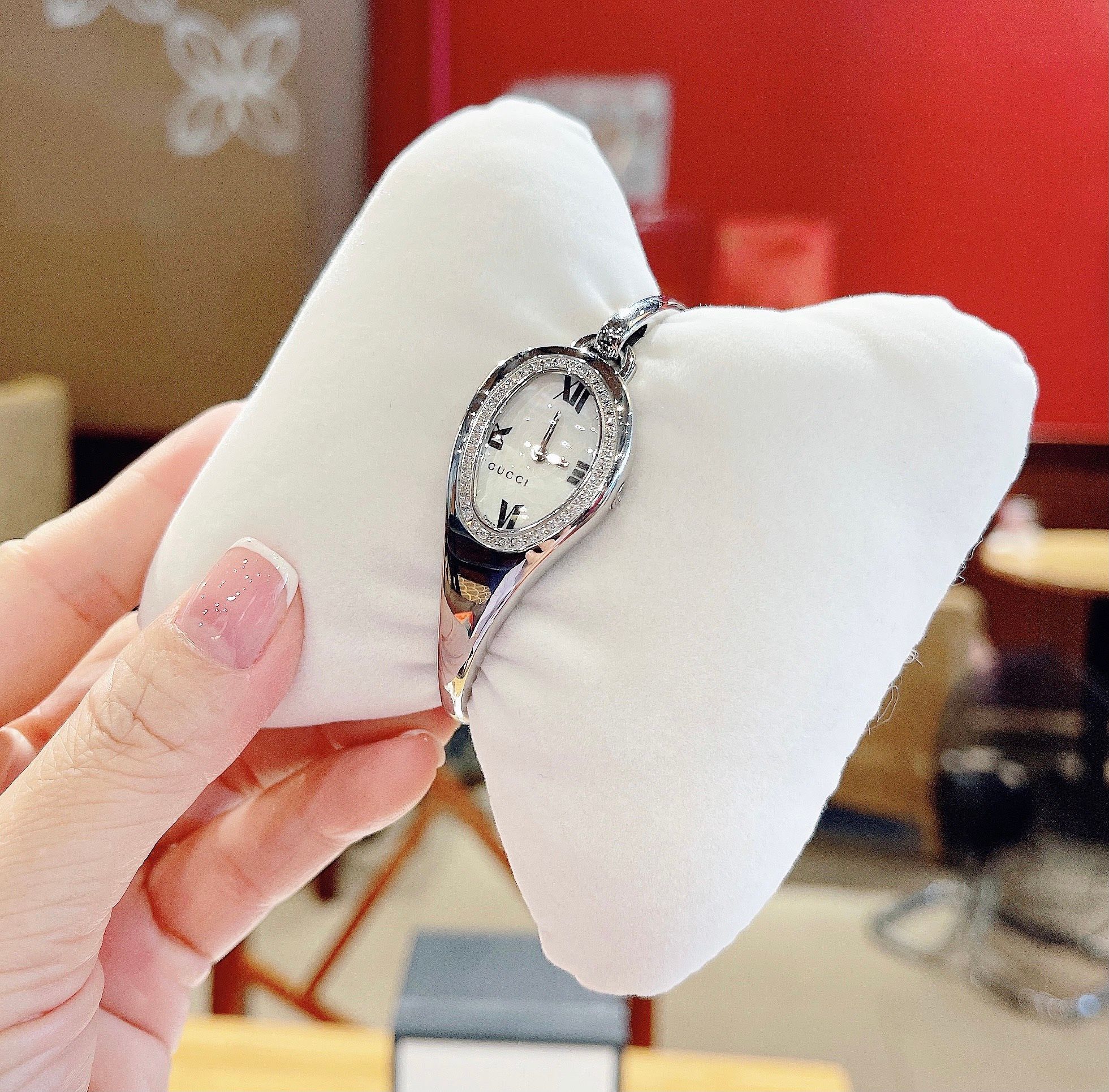 Gucci 103 Horsebit 41 Diamonds White Mother of Pearl Floral Dial Bangl ...