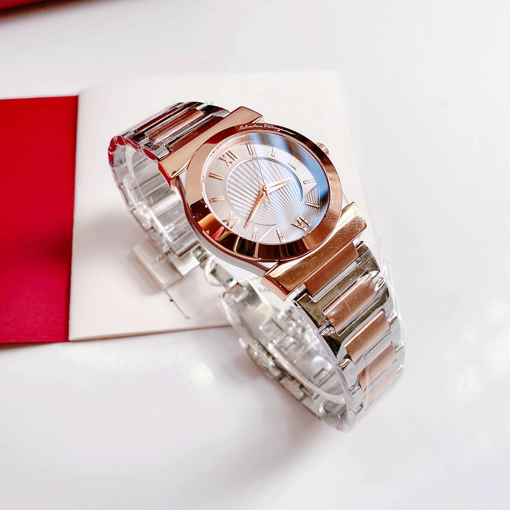 Salvatore Ferragamo Vega Watch 32mm - Đồng Hồ Nữ – PhongWatch