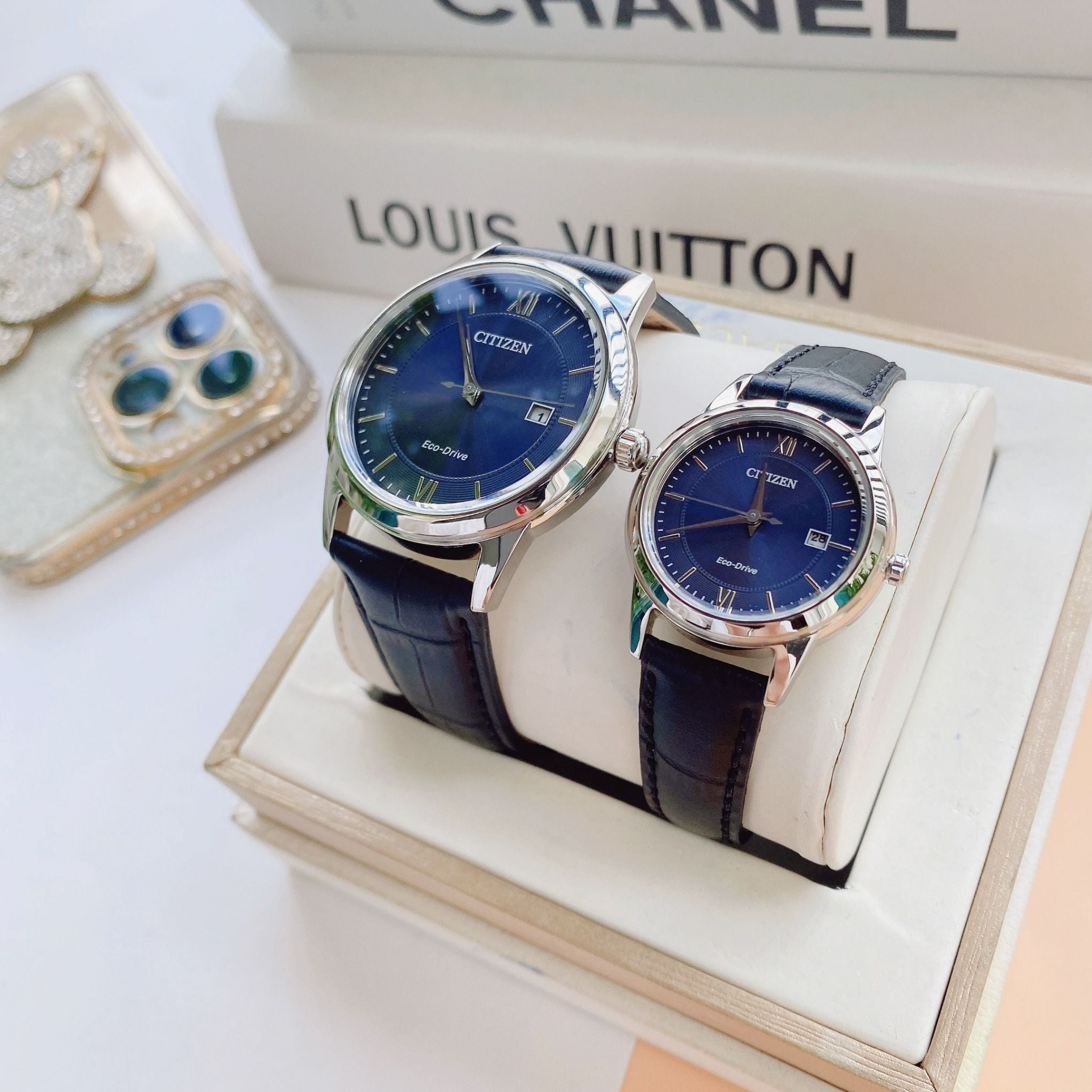 Đồng hồ cặp Citizen AW1780-09L ( Nam )- FE1087-01L ( Nữ ) – PhongWatch