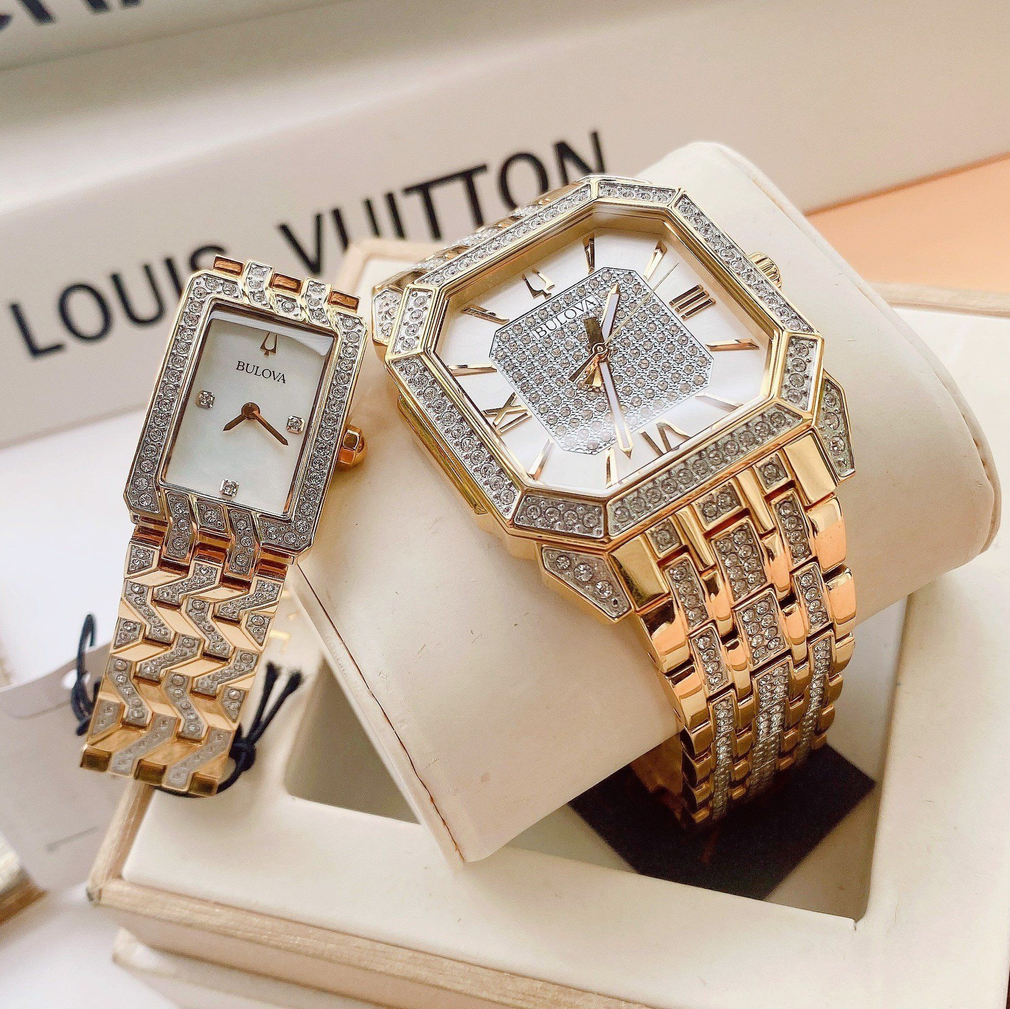 Bulova Quartz 98A295 ( Nam ) - 98L301 ( Nữ ) - Đồng Hồ Cặp – PhongWatch