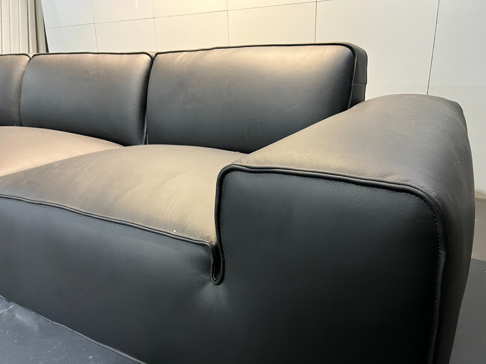 Sofa bọc da màu đen Kenli – ULIA