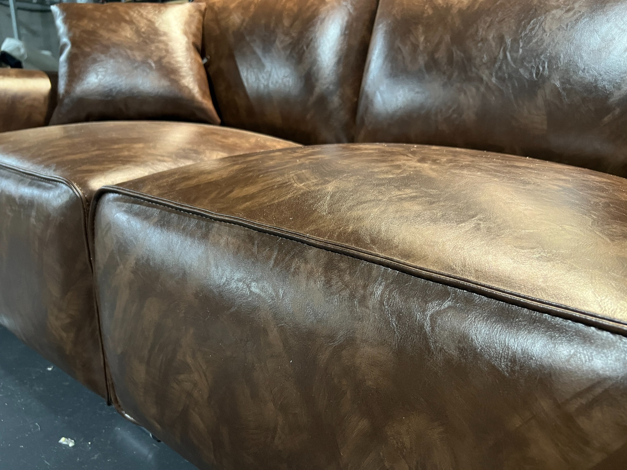 Ghế sofa Kenli bọc da Rico – ULIA