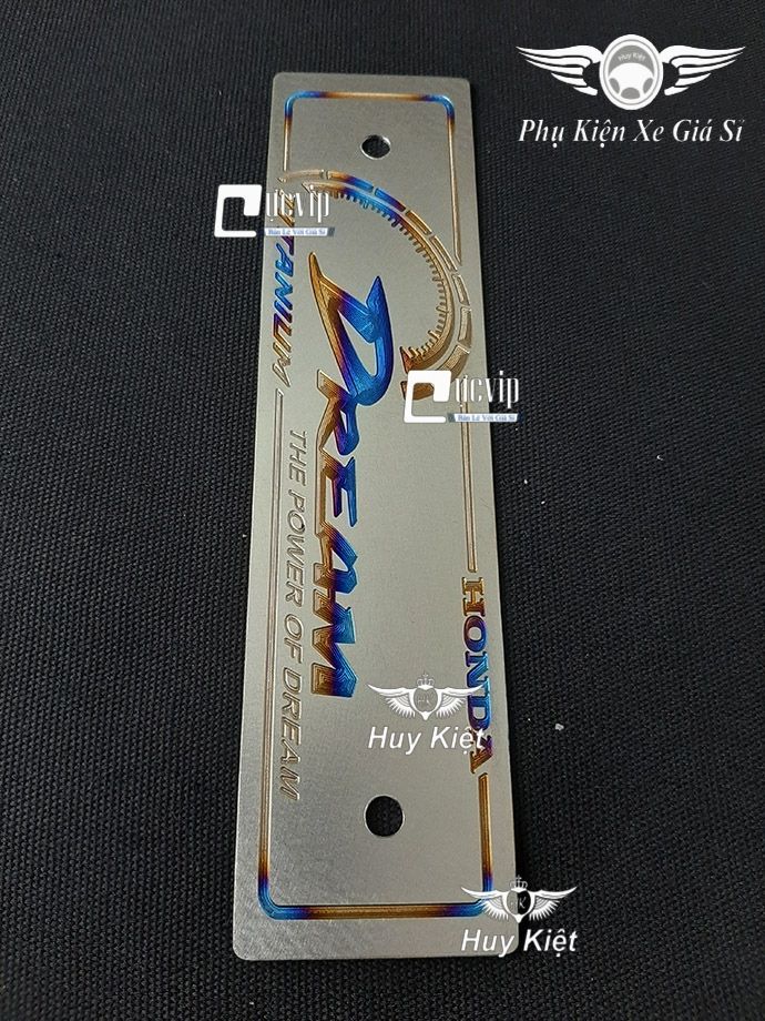 Bảng Tên Dream Titan (Mẫu Titan Khò) MS3493 – Phụ Kiện Xe Giá Sỉ