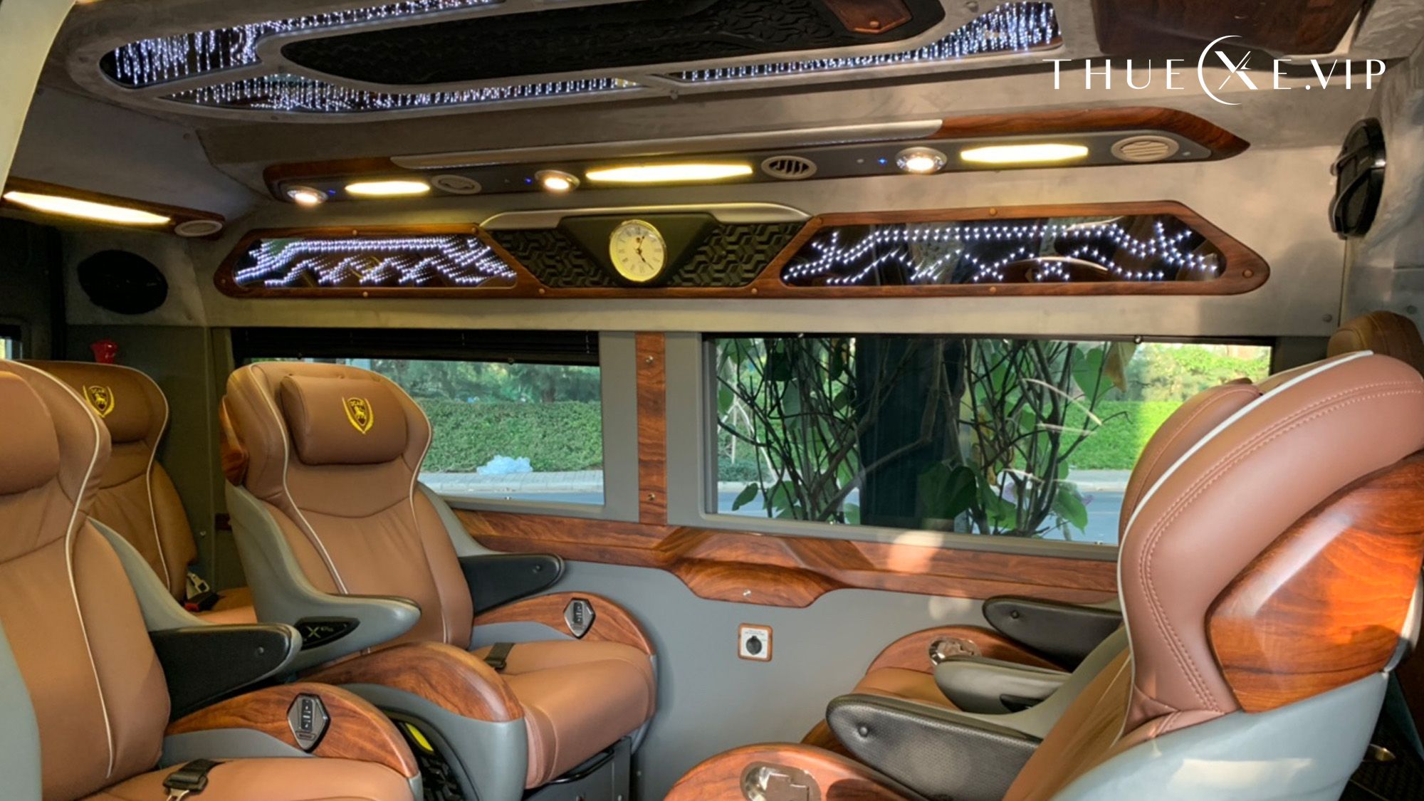 FORD LIMOUSINE DCAR 9 seats VIP car rental in HCM City - thuexe.vip