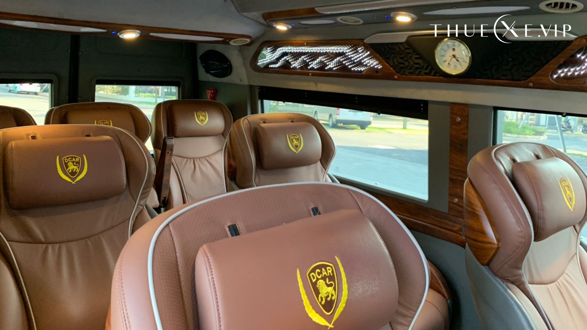 FORD LIMOUSINE DCAR 9 seats VIP car rental in HCM City - thuexe.vip