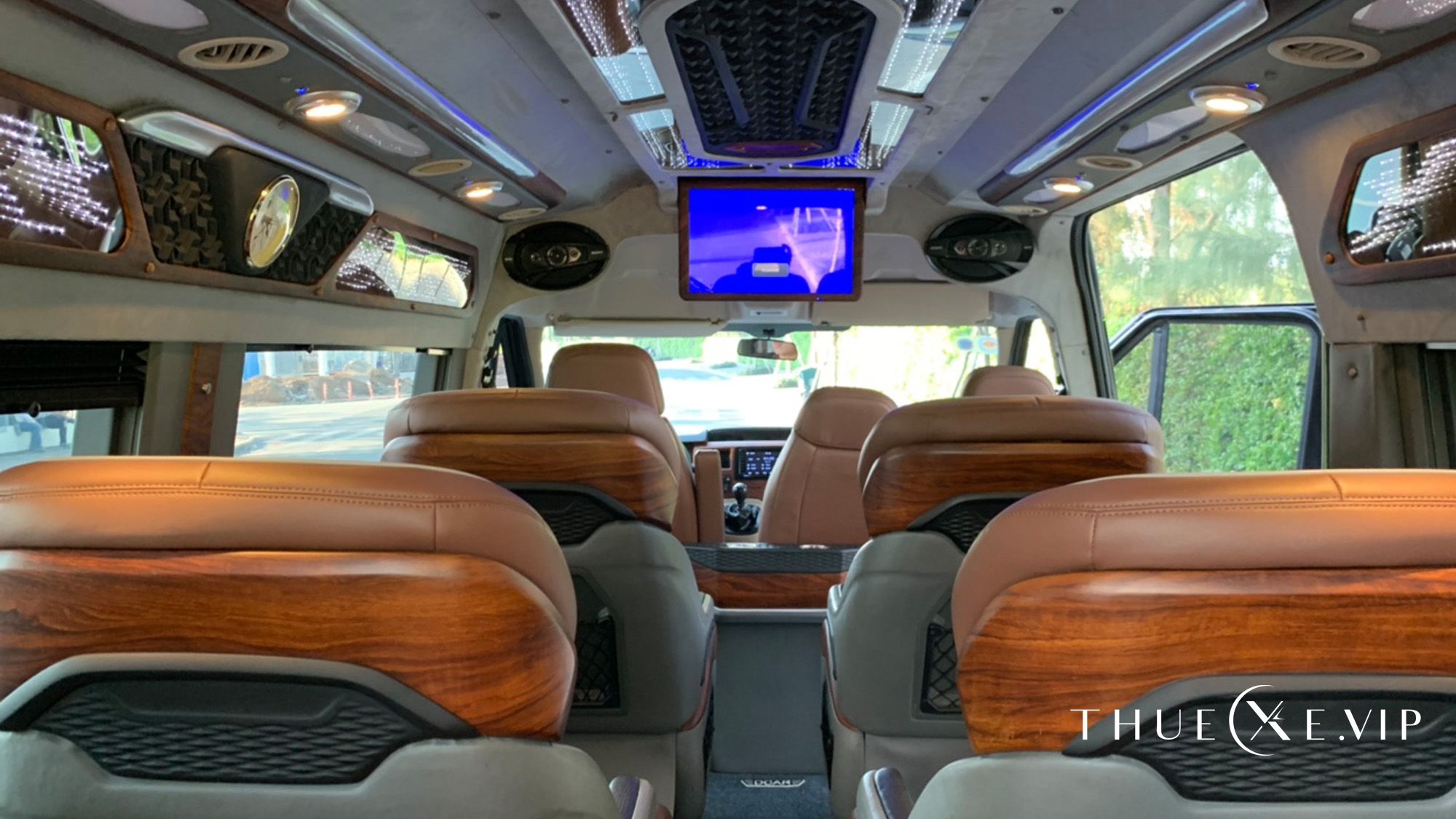 FORD LIMOUSINE DCAR 9 seats VIP car rental in HCM City - thuexe.vip