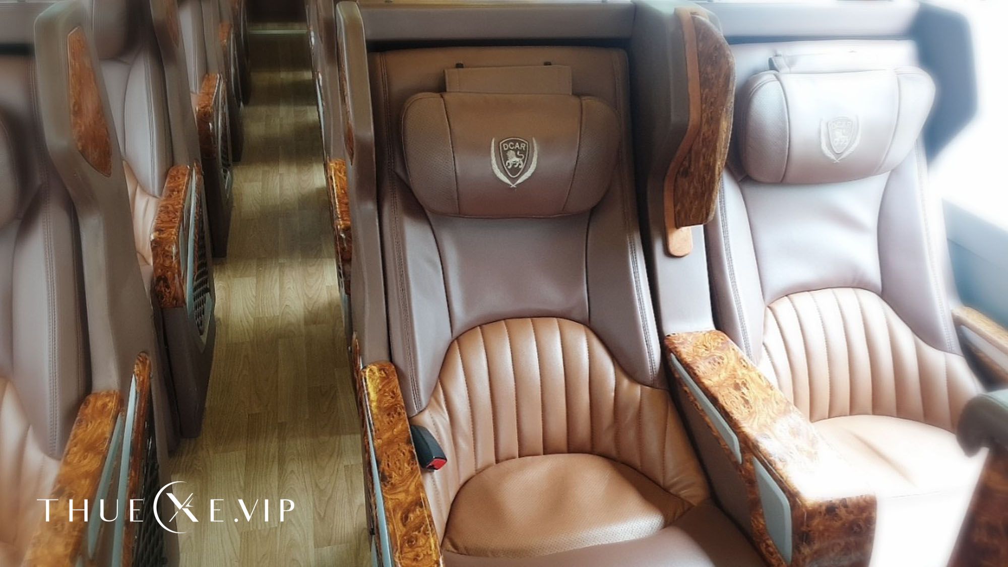 LIMOUSINE DCAR 18 seats VIP car rental in HCM City - thuexe.vip