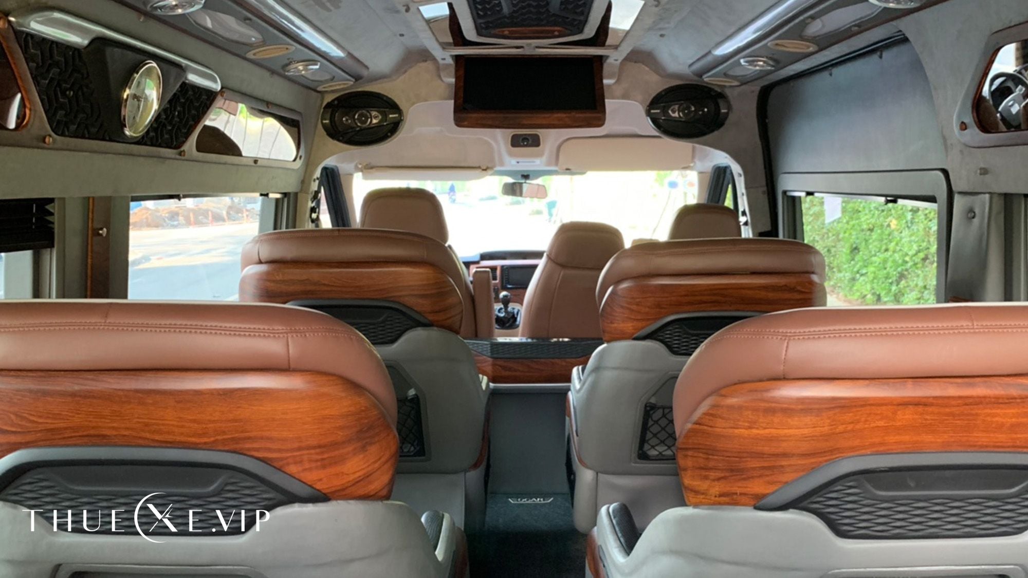FORD LIMOUSINE DCAR 9 seats VIP car rental in HCM City - thuexe.vip