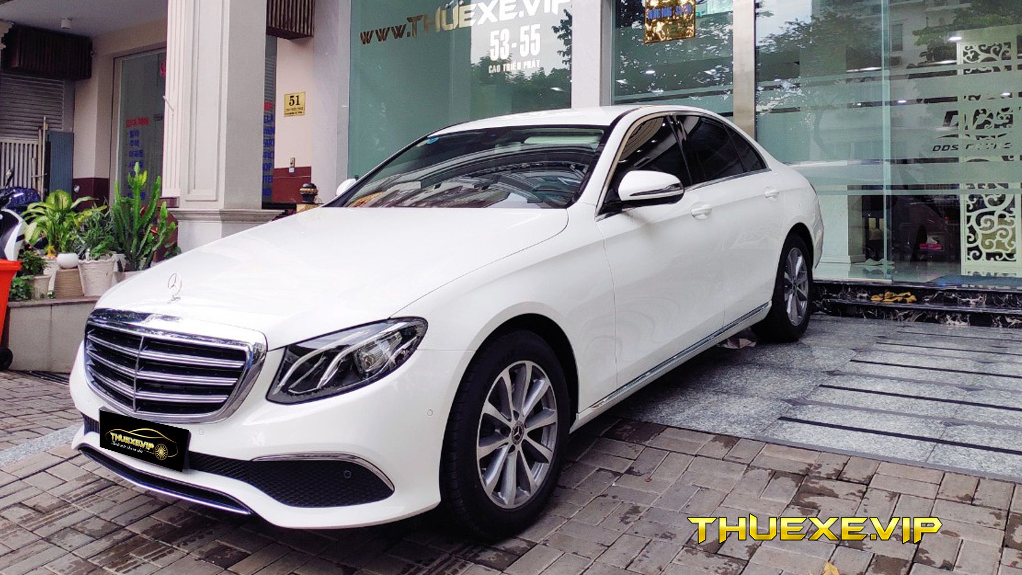 Mercedes E200 VIP car rental in HCM City - Mercedes E200, E300 – thuexe.vip
