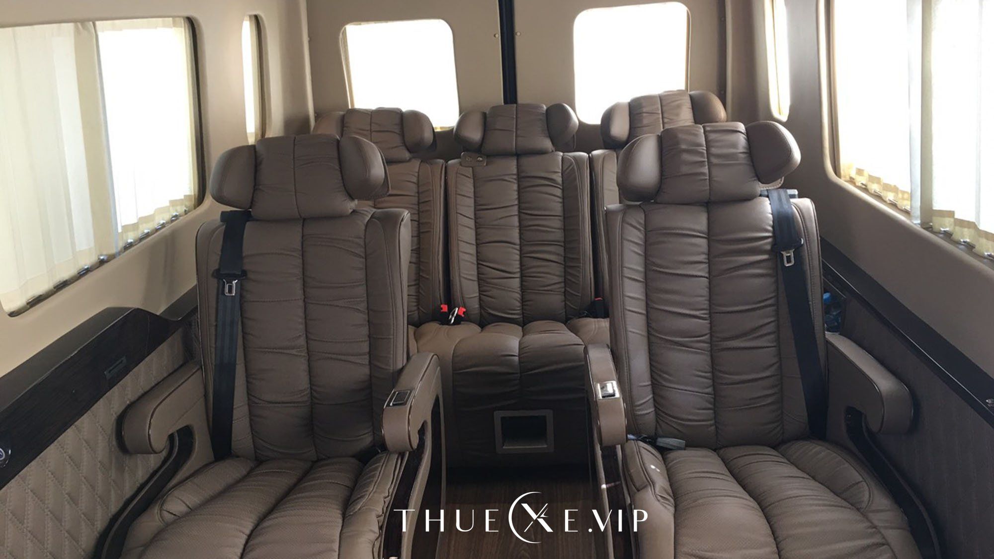 SOLATI LIMOUSINE DCAR 9 seats VIP car rental in HCM City - thuexe.vip