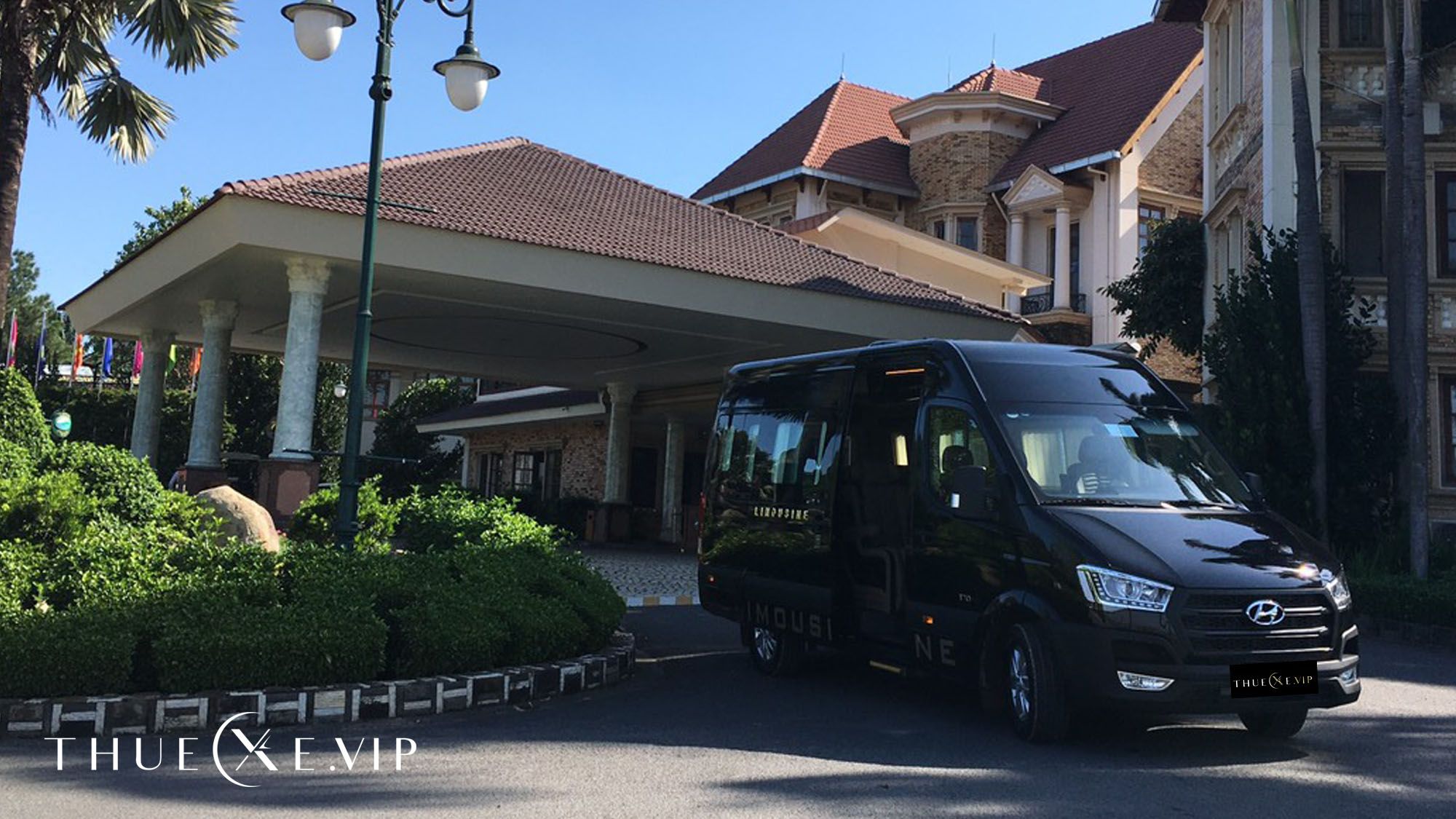 SOLATI LIMOUSINE DCAR 9 seats VIP car rental in HCM City - thuexe.vip