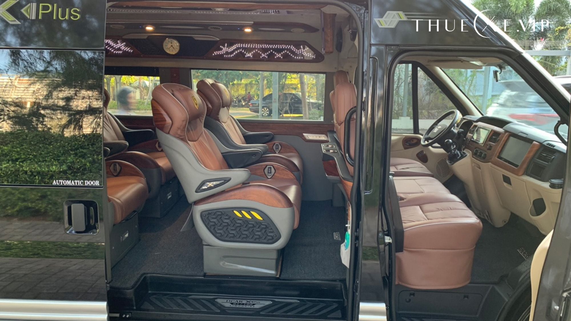 FORD LIMOUSINE DCAR 9 seats VIP car rental in HCM City - thuexe.vip