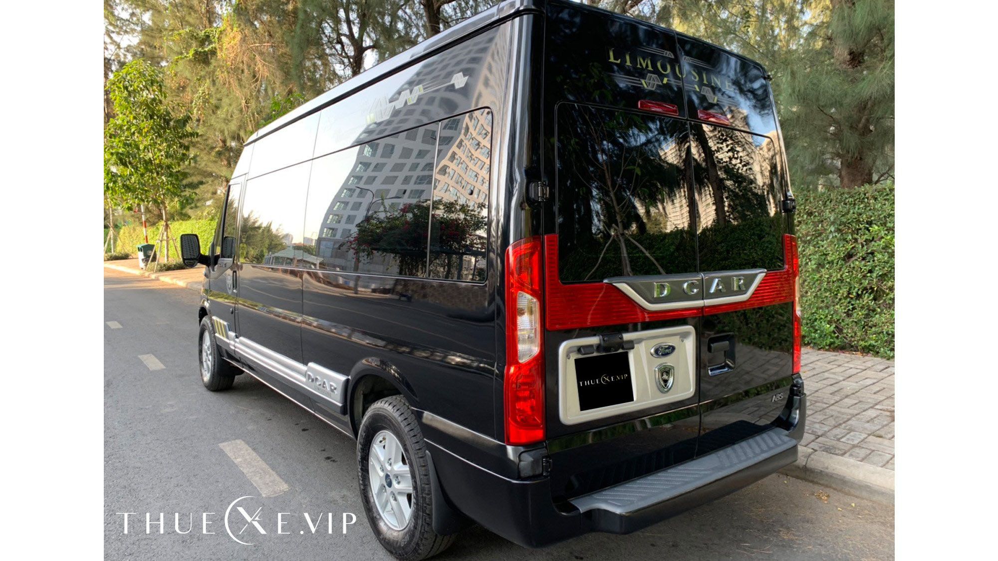 FORD LIMOUSINE DCAR 9 seats VIP car rental in HCM City - thuexe.vip
