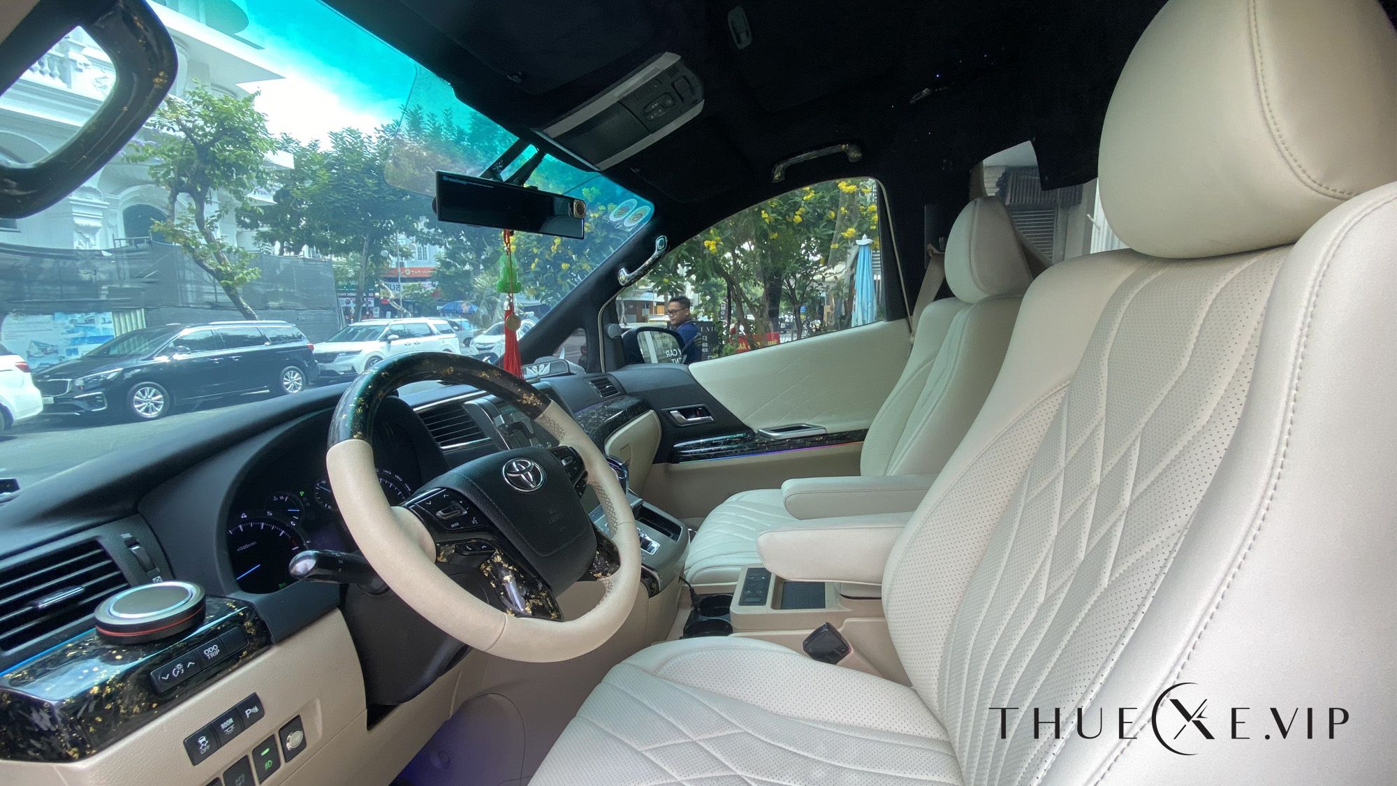 TOYOTA ALPHARD VIP car rental in HCM City - thuexe.vip