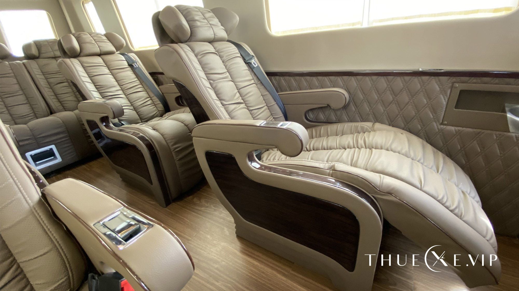 SOLATI LIMOUSINE DCAR 9 seats VIP car rental in HCM City - thuexe.vip