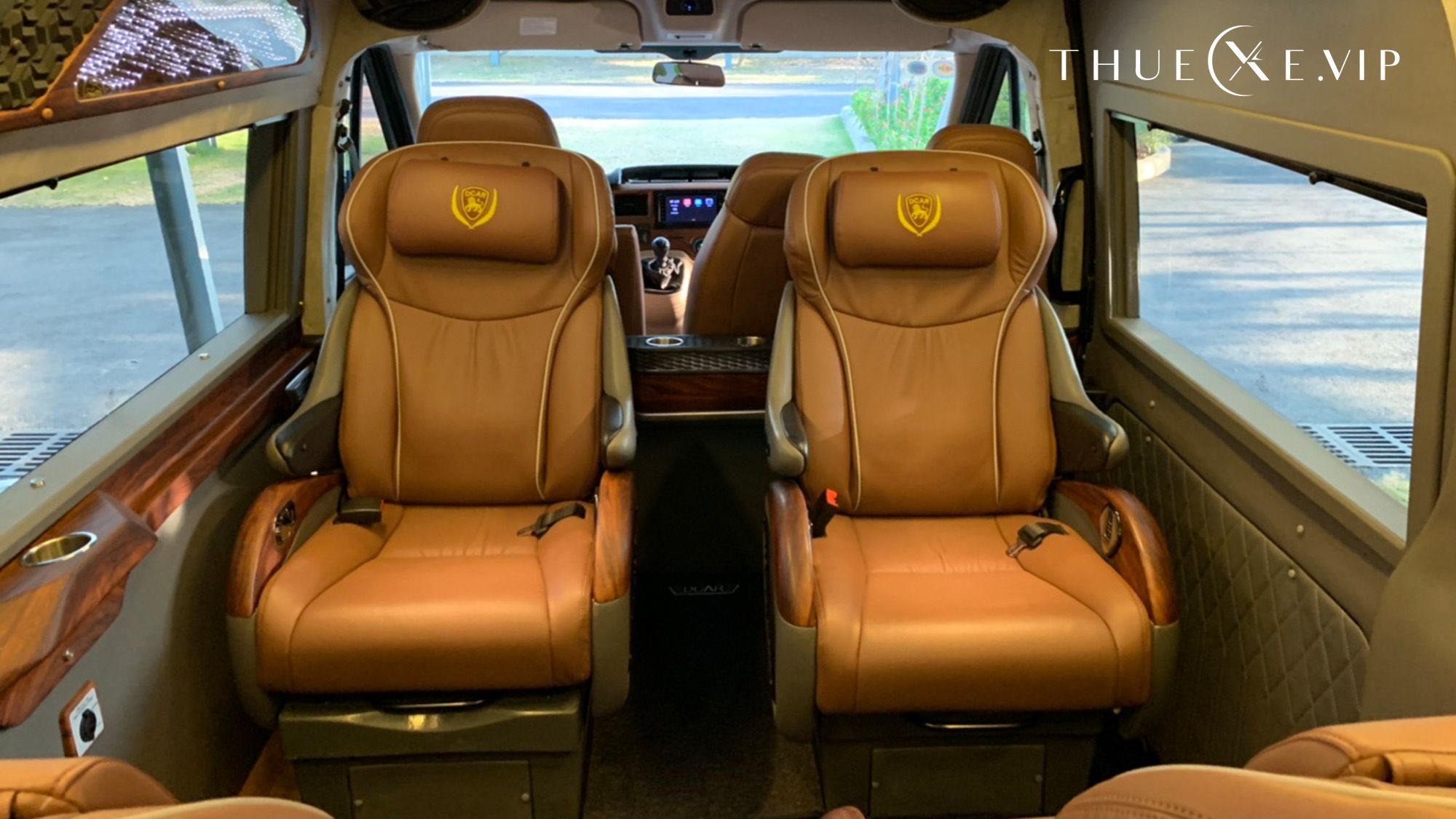 FORD LIMOUSINE DCAR 9 seats VIP car rental in HCM City - thuexe.vip