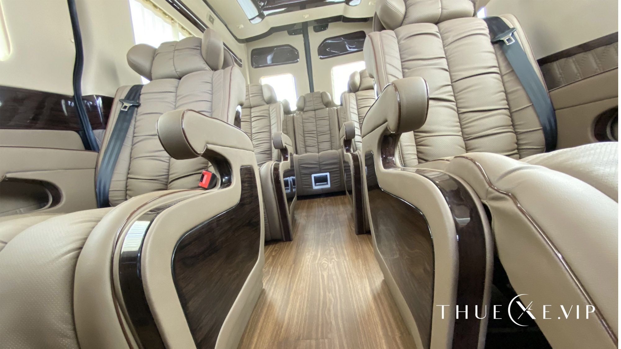 SOLATI LIMOUSINE DCAR 9 seats VIP car rental in HCM City - thuexe.vip