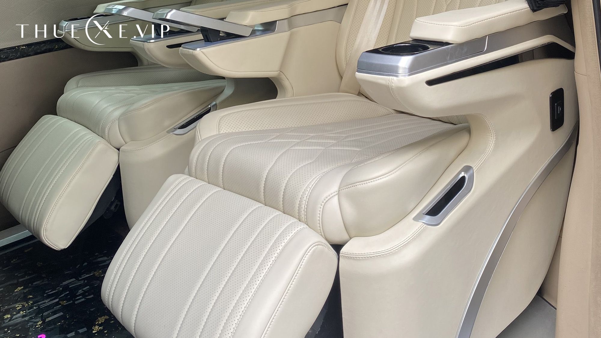 TOYOTA ALPHARD VIP car rental in HCM City - thuexe.vip