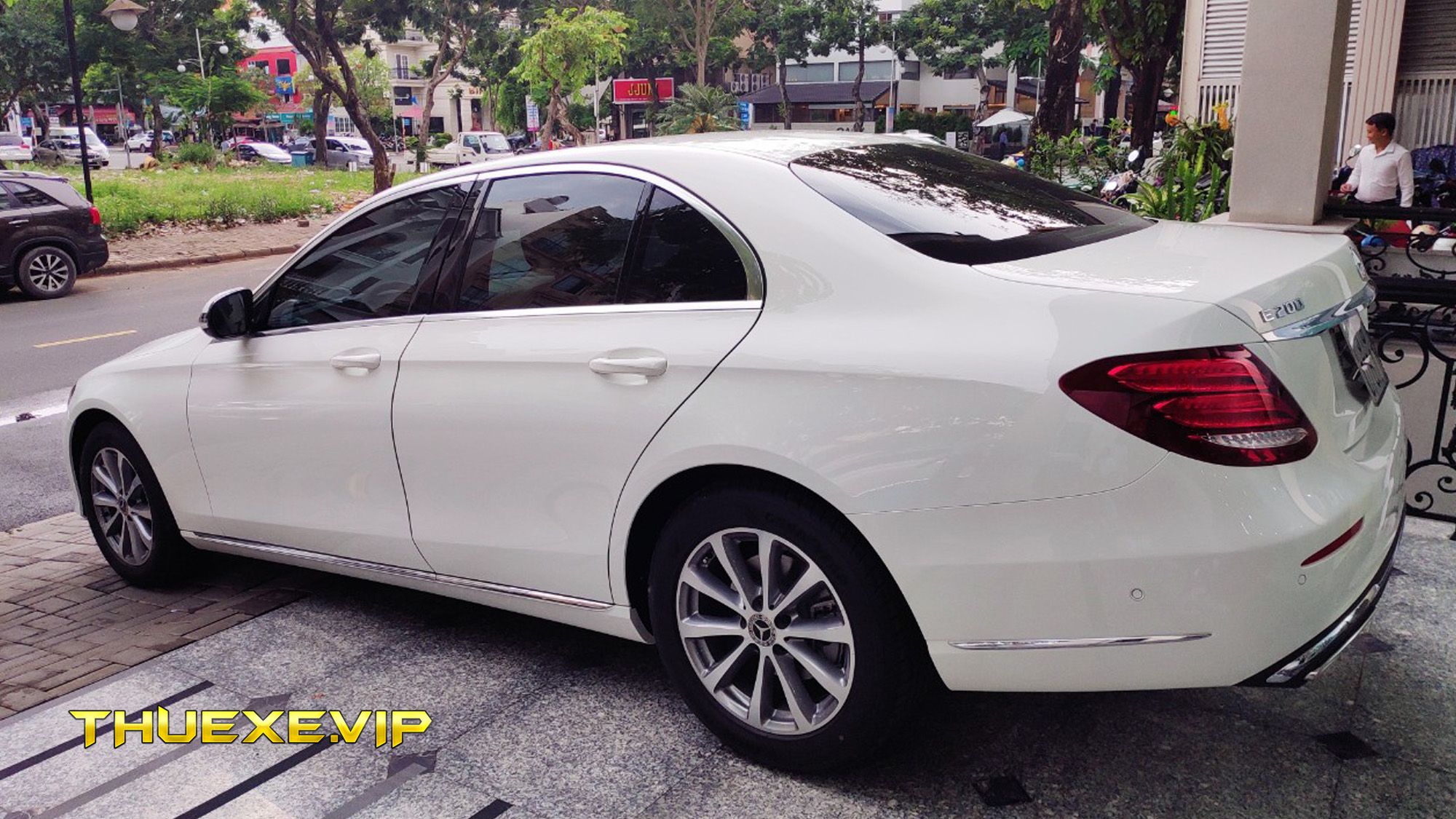Mercedes E200 VIP car rental in HCM City - Mercedes E200, E300 – thuexe.vip
