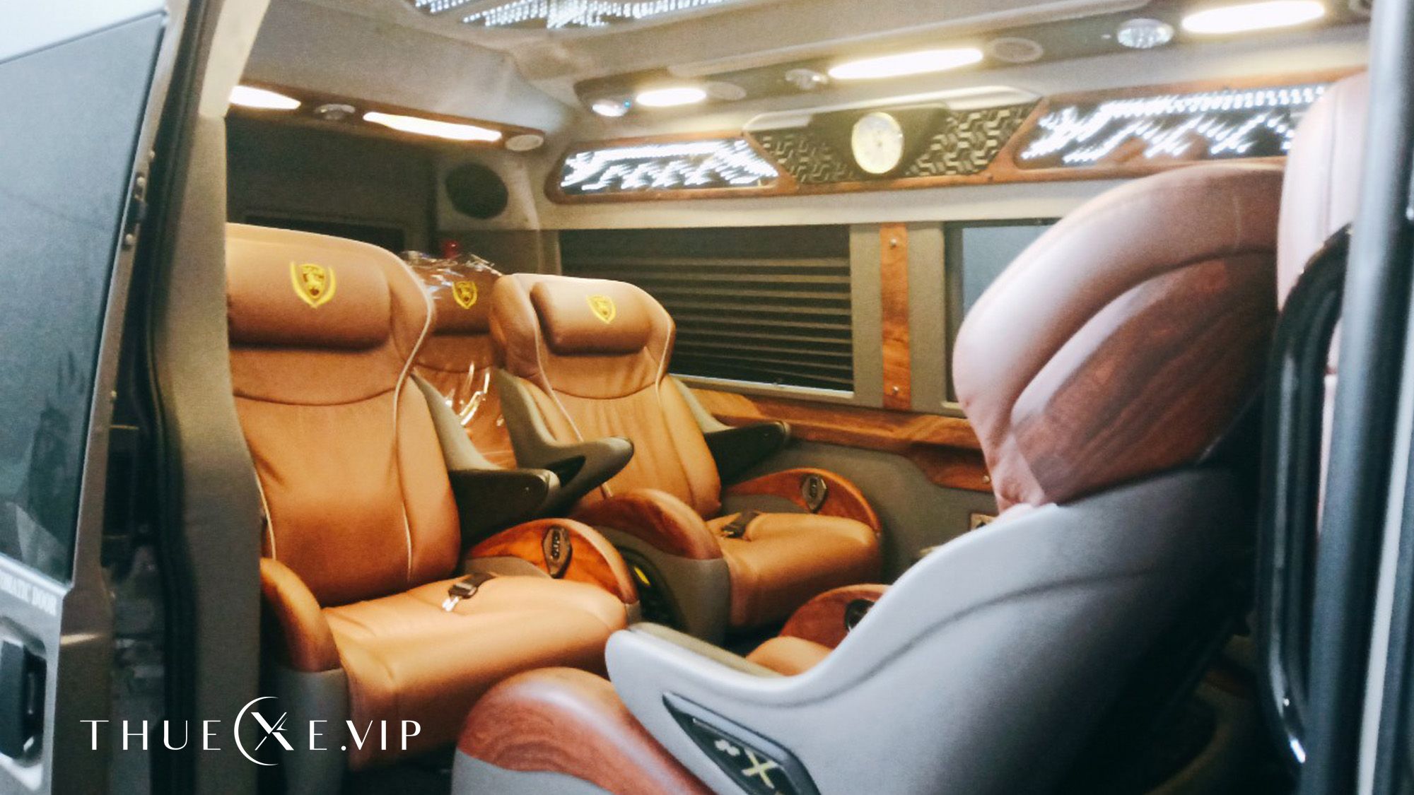 FORD LIMOUSINE DCAR 9 seats VIP car rental in HCM City - thuexe.vip