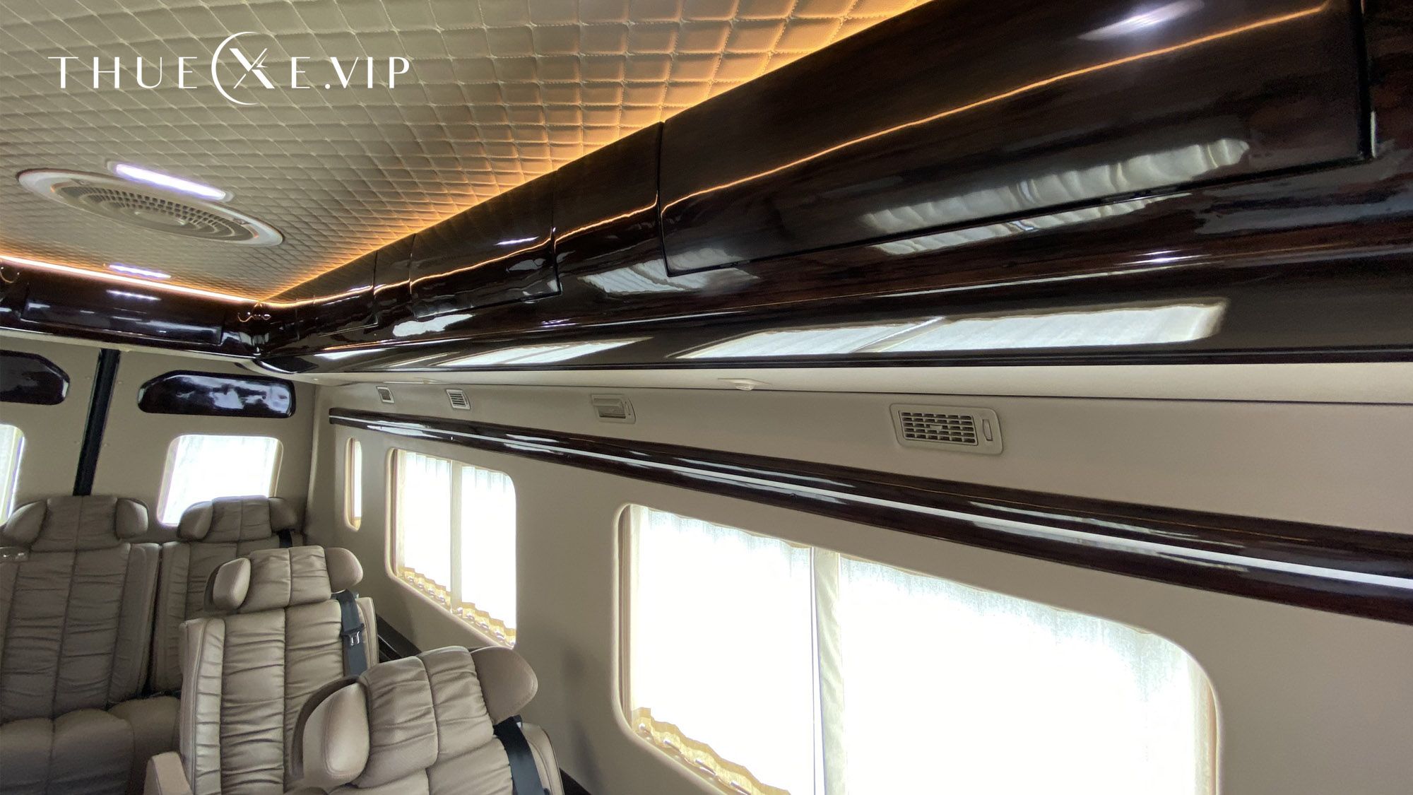 SOLATI LIMOUSINE DCAR 9 seats VIP car rental in HCM City - thuexe.vip