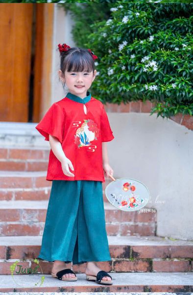 Bộ quần áo bé gái lụa J8319 đỏ may mắn – Jadiny