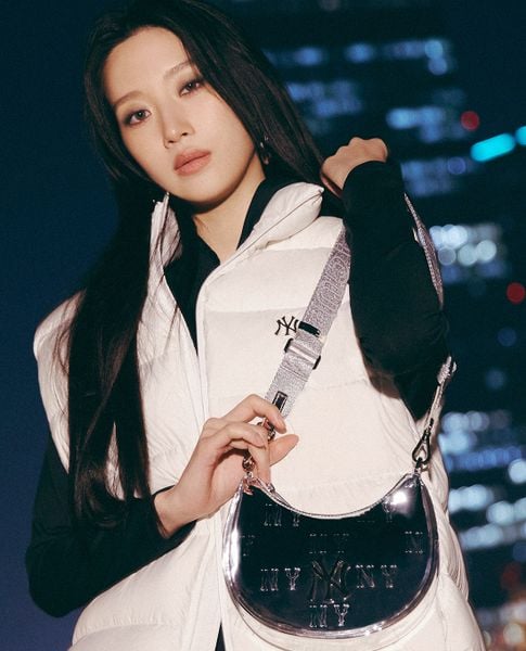 MLB - Túi đeo vai nữ hình bán nguyệt Classic Monogram Silver Mini